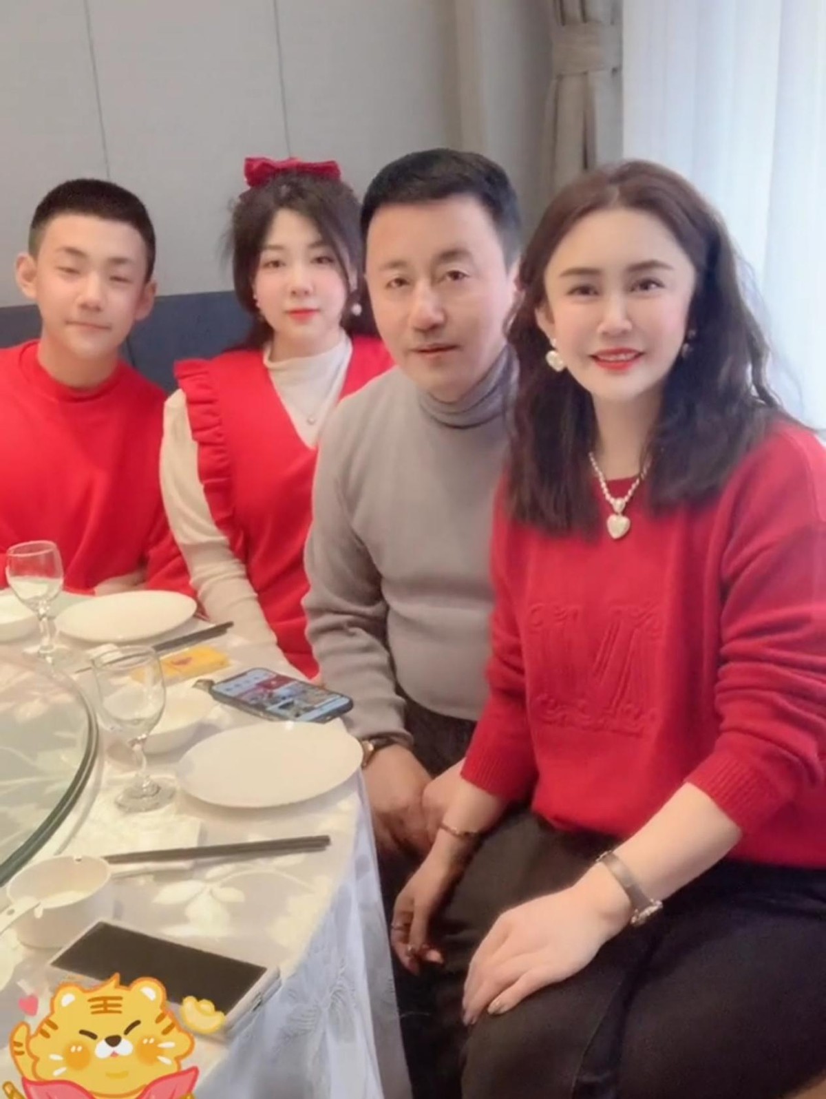 Wang Changgui's daughter and her 8-year-old stepmother celebrate the ...