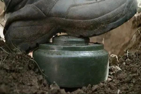 China's GBL130 mine-laying vehicle fires 1,000 mines at a time! - iNEWS