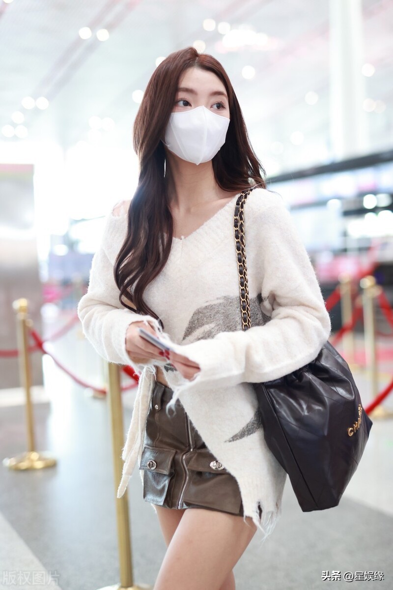 Li Ziting appeared at Beijing Airport, wearing a strapless sweater youthful and beautiful - iNEWS