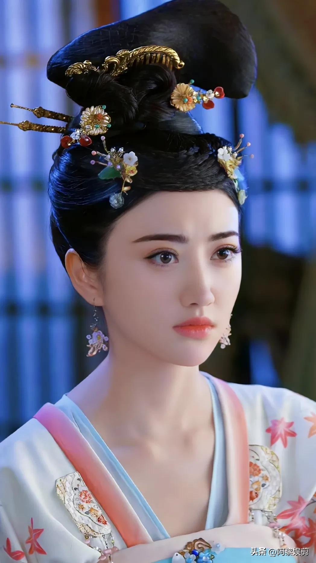 Jing Tian: Pink makeup and jade carving, Chang'e in the moon - iNEWS