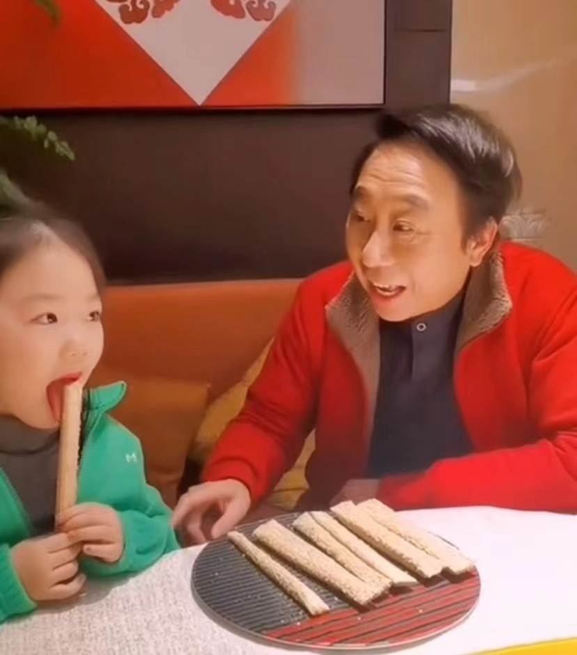 64-year-old Feng Gong and his granddaughter celebrate their childhood ...