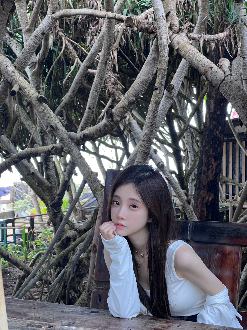 Feng Timo takes a photo in Hainan, the vest is messy with long hair ...