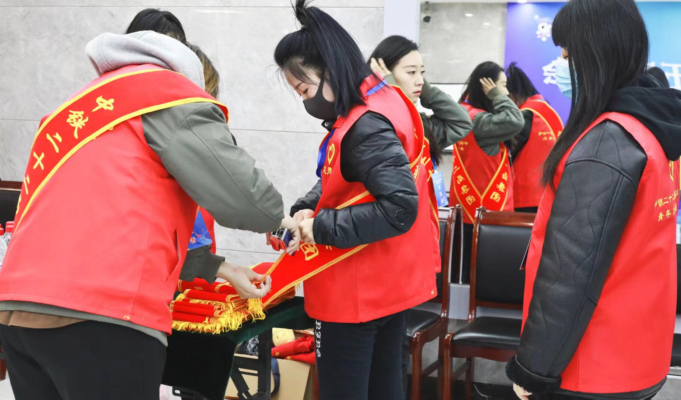 [Volunteer Service Team] Shining red stars on the speed skating arena ...