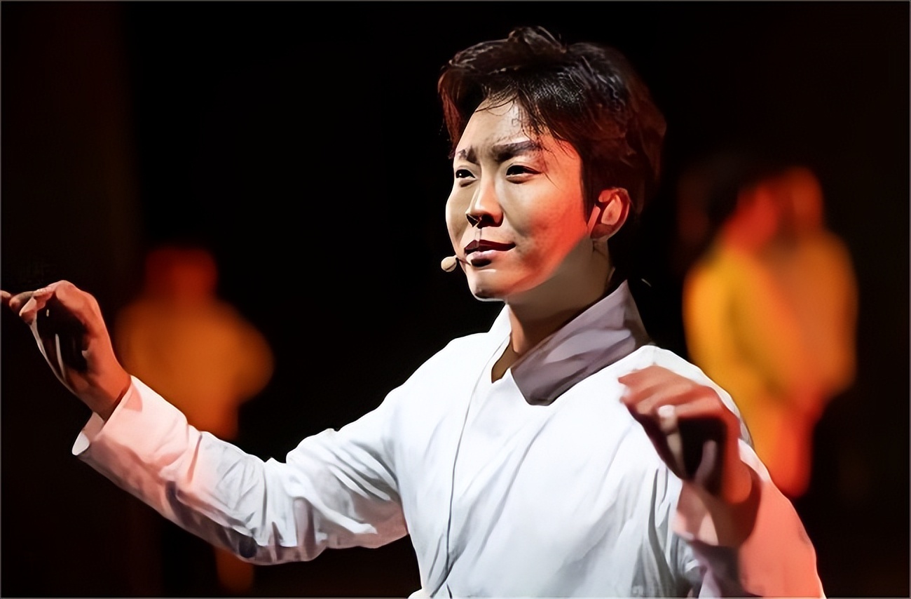 The 44-year-old Li Yugang who "plays two roles for one person" took ...