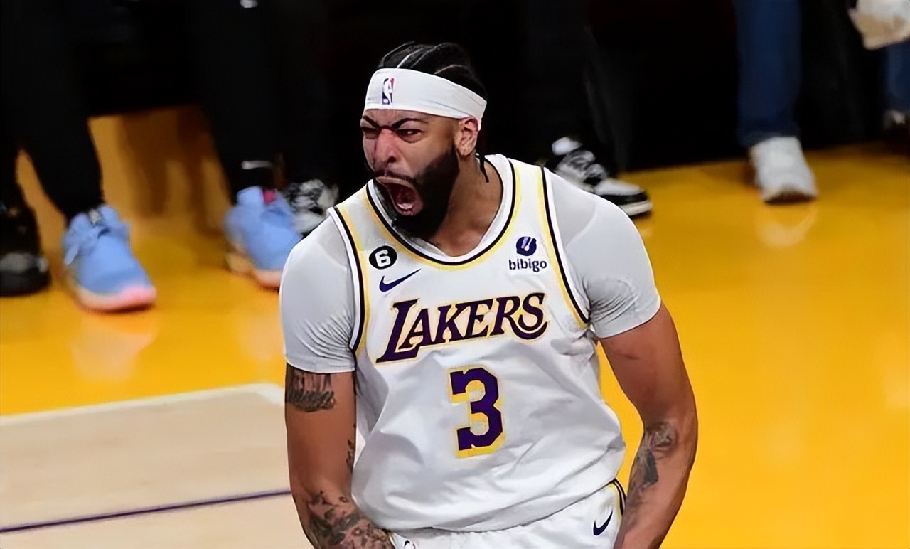 2-1 victory over the second in the West! The suffocating defense returned, James spared no ...