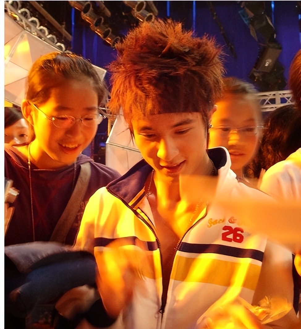 A photo of Xue Zhiqian who just debuted and his friend Junjun who is ...