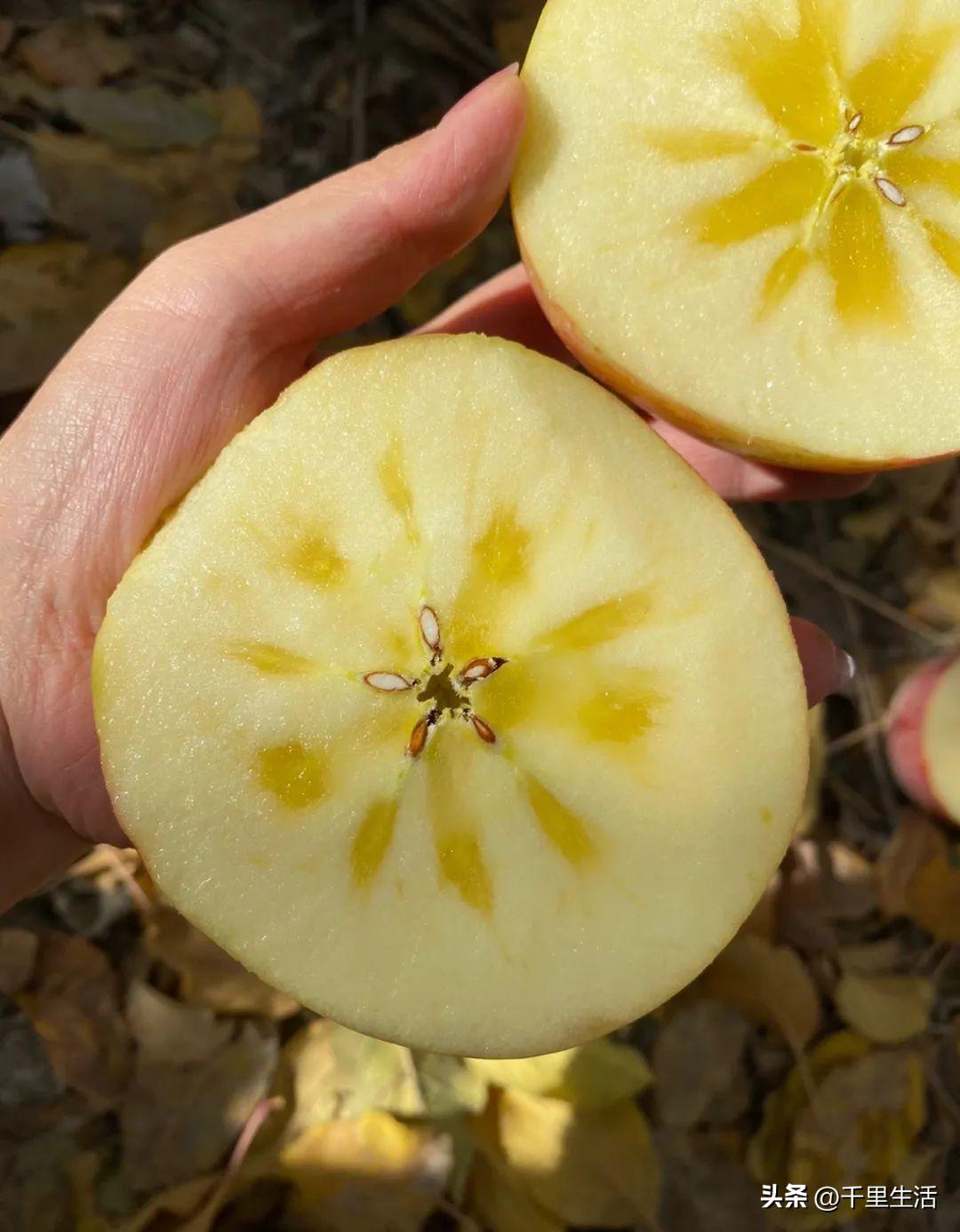 Xinjiang Aksu apple, the sun is like fire on the outside, the inside is ...