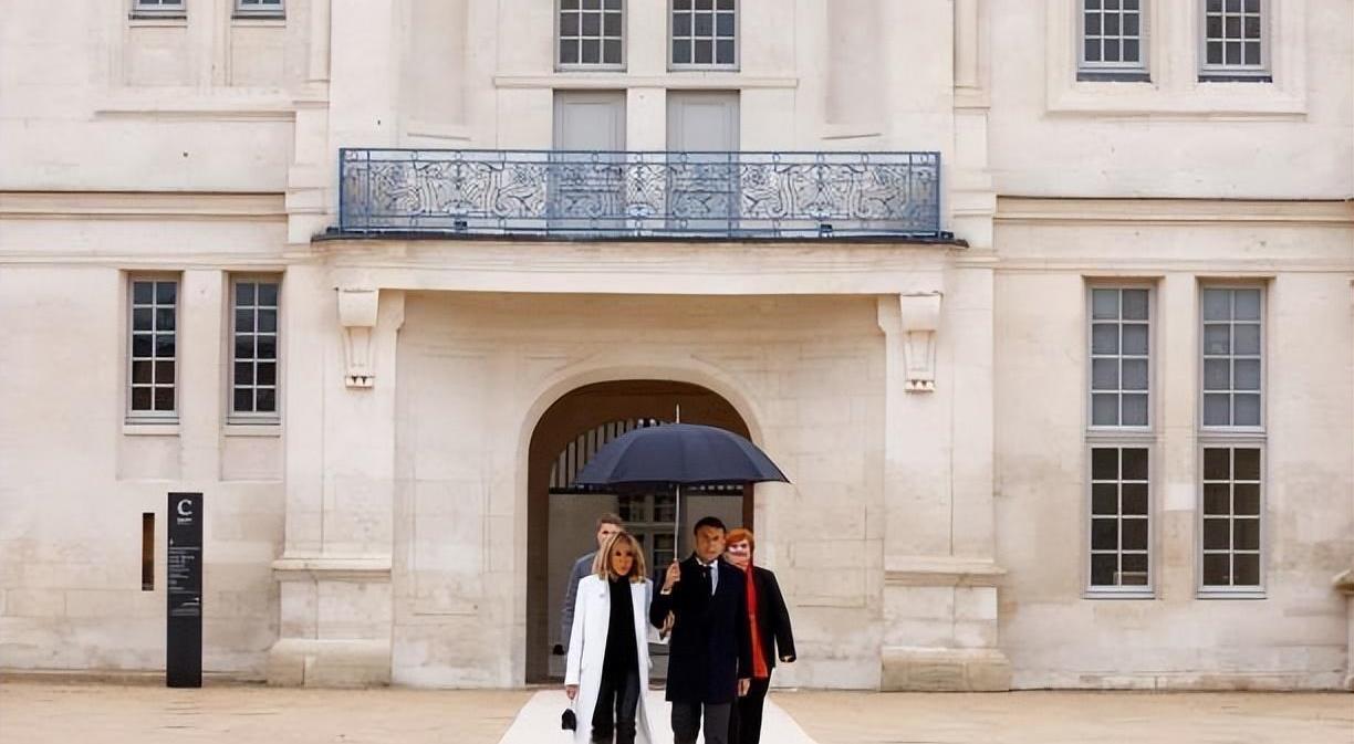 Macron kissed Brigitte directly, so sweet! The people around were ...