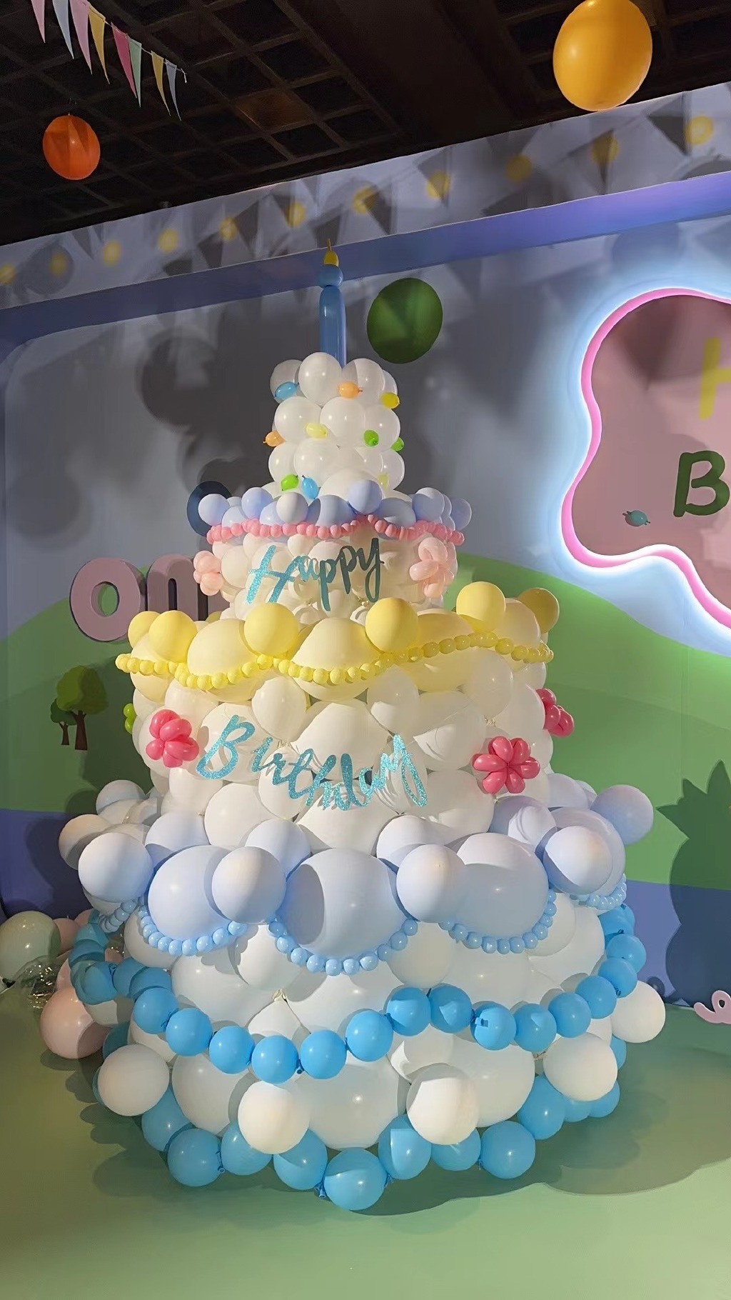 Guo Biting held a birthday party for her son: Xiang Tai hugged her ...