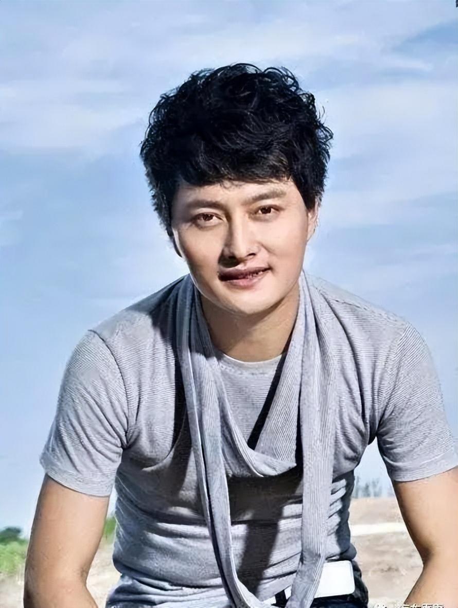 She is Yunfei's ex-wife. Her husband divorced her after becoming famous ...