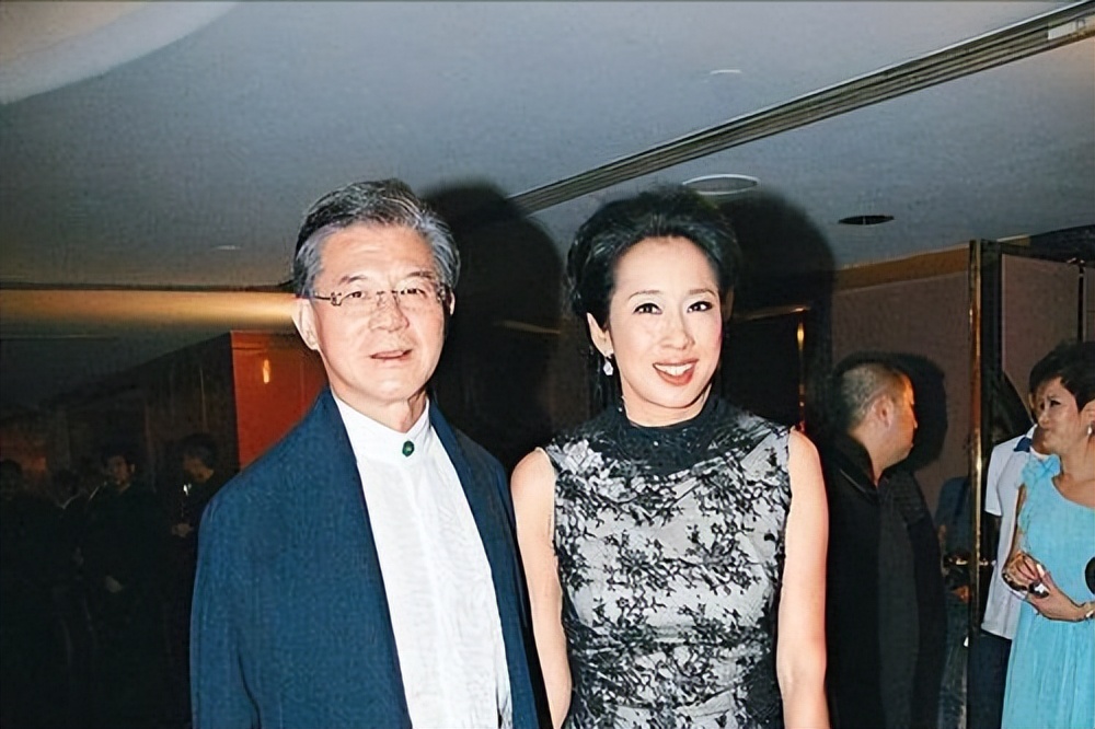 74-year-old Luo Kangrui is full of white hair, and he is shopping with ...