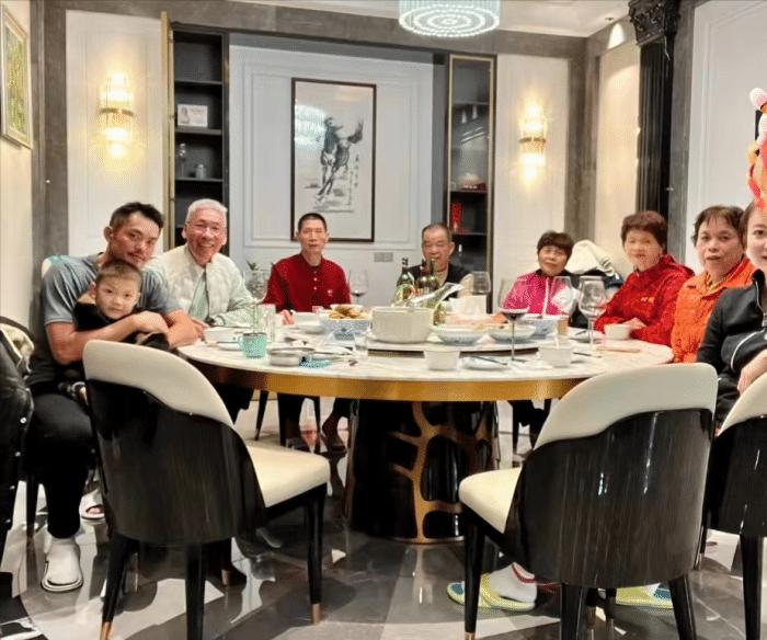 Lin Dan's retired life is colorful! Appear on the badminton court with ...