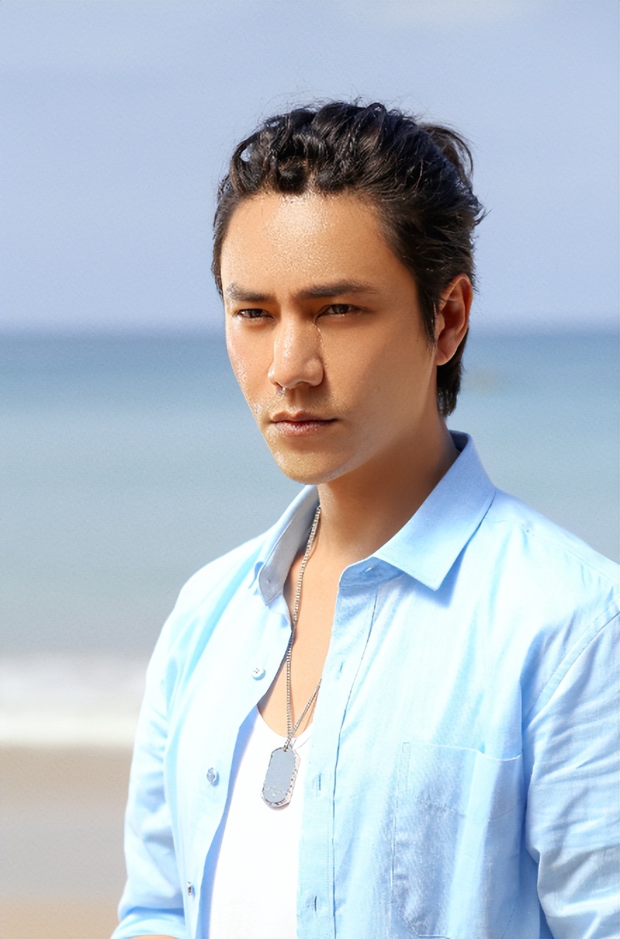 Chen Kun's son posted a family portrait, dark skin, strong physique ...