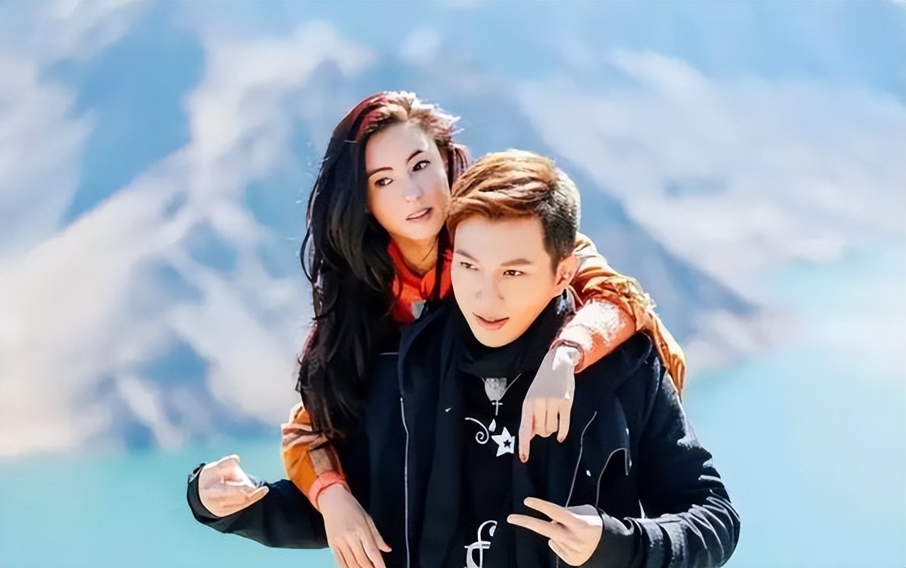 Jade girl Cecilia Cheung figure skating, accidentally fell to expose ...