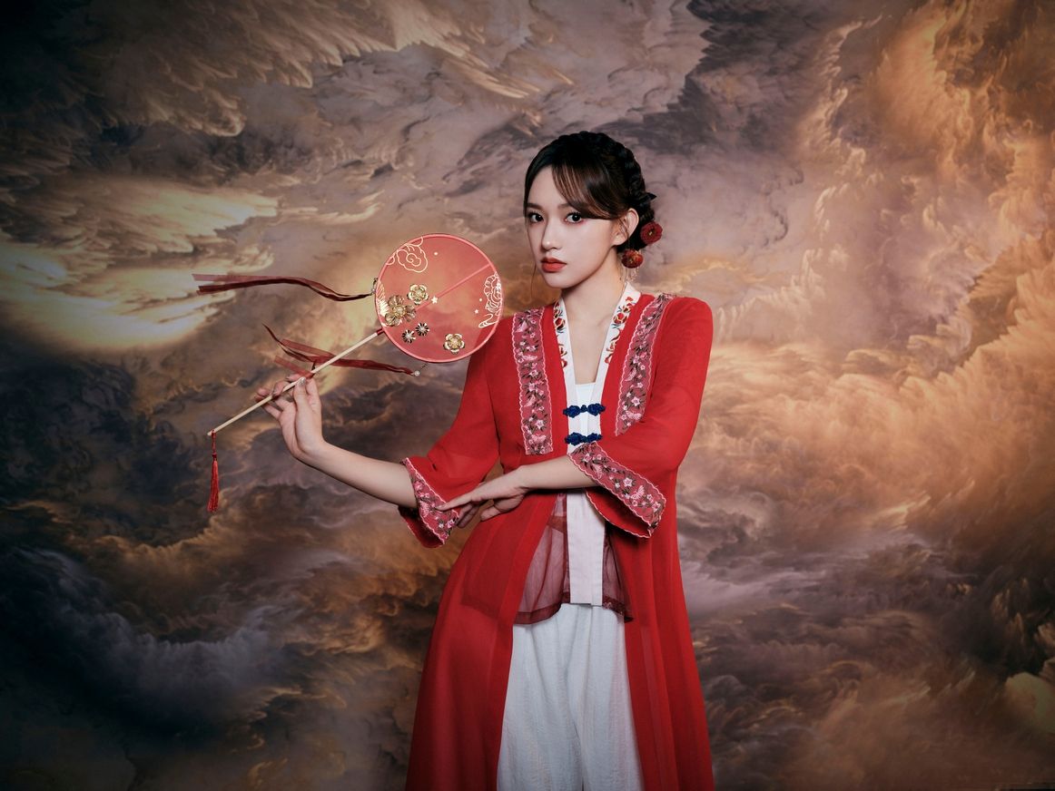 Cheng Xiao's beautiful photo of red gauze and Pu fan - iNEWS