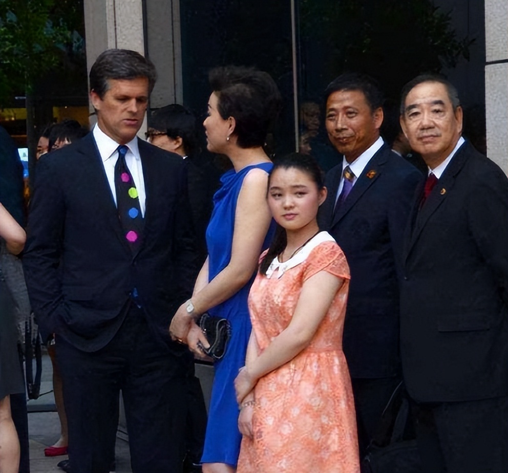 Yang Lan rarely posted photos of her children! Daughter's big cake face ...