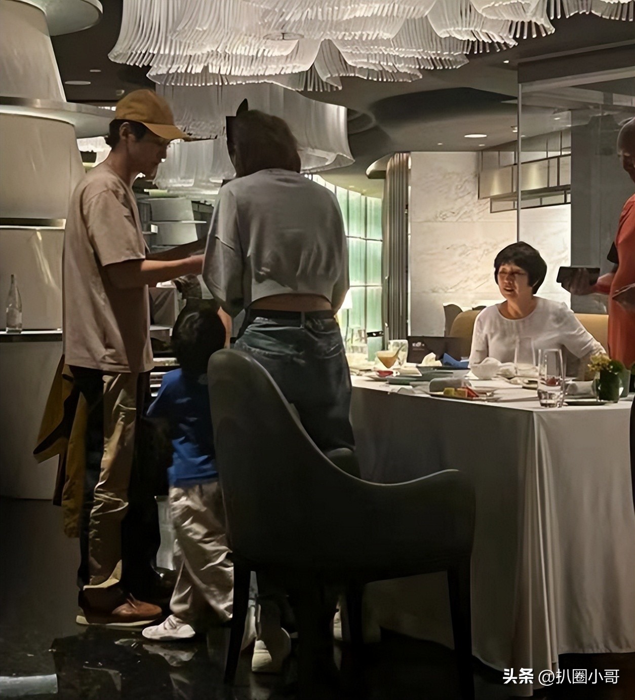 Yuan Hong went out to dinner with his parents and children, Zhang Yunyi ...