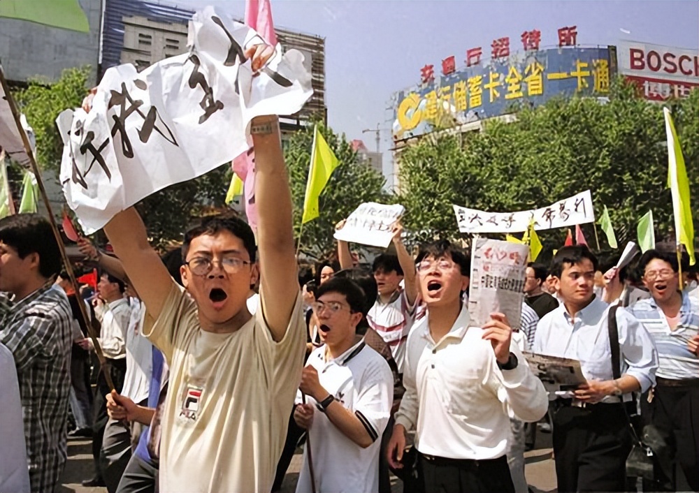 The tragedy at the embassy, Jiang Zemin shouted angrily: "Take the ...