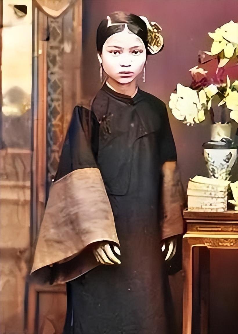 Real old photos from the late Qing Dynasty. The girl in charge of the ...