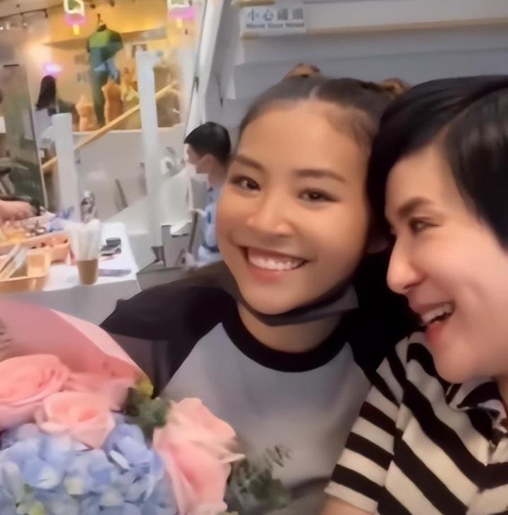 Qiu Shuzhen's three daughters are rarely in the same frame, the eldest ...