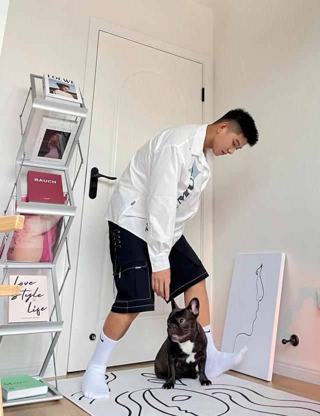This fresh meat boy who loves to wear white socks has a head - iNEWS