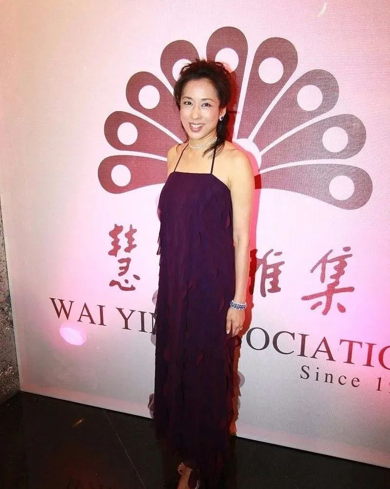 62-year-old Zhu Lingling wears a apron skirt and is hugged by her rich ...