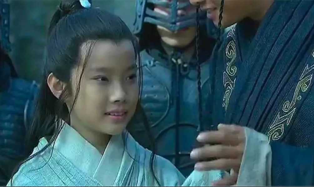 After Kong Rong was arrested, his 9-year-old son continued to play ...