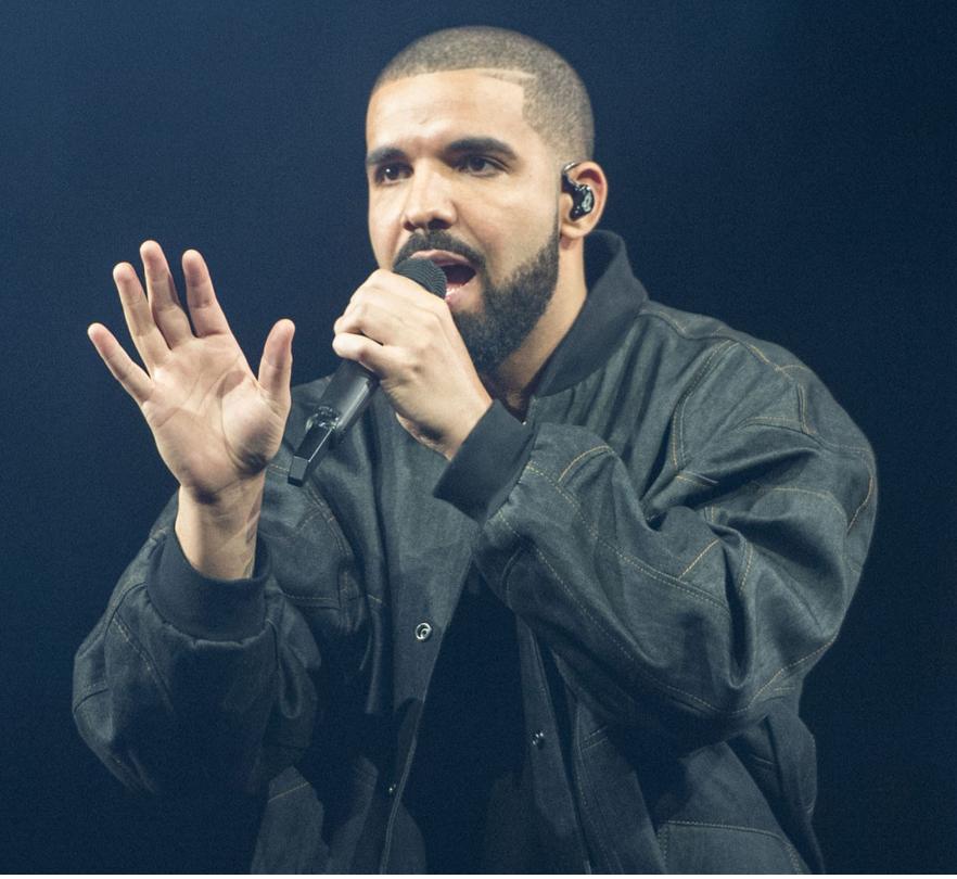 Drake received giant souvenirs during his concert, and netizens ...