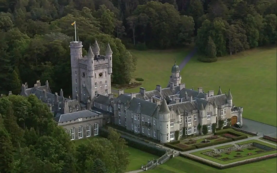 A picture takes you to see the list of wealth inherited by Charles: the crown is the most ...