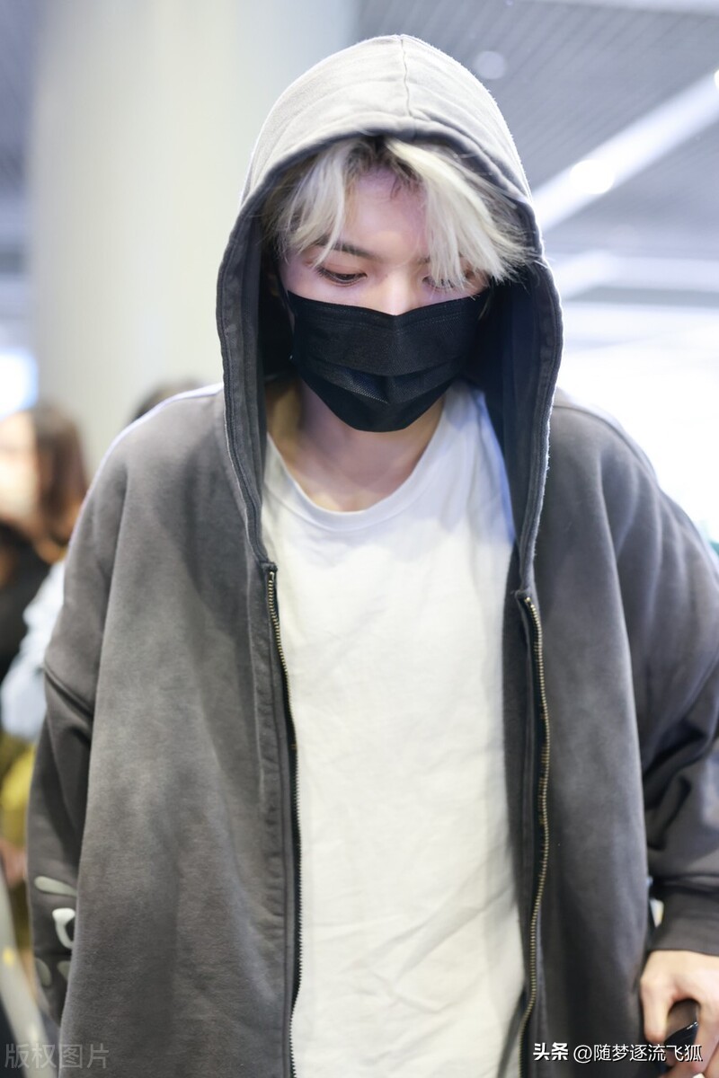 Ling Chao appeared at Shanghai Airport, wearing a gray sweater full of ...