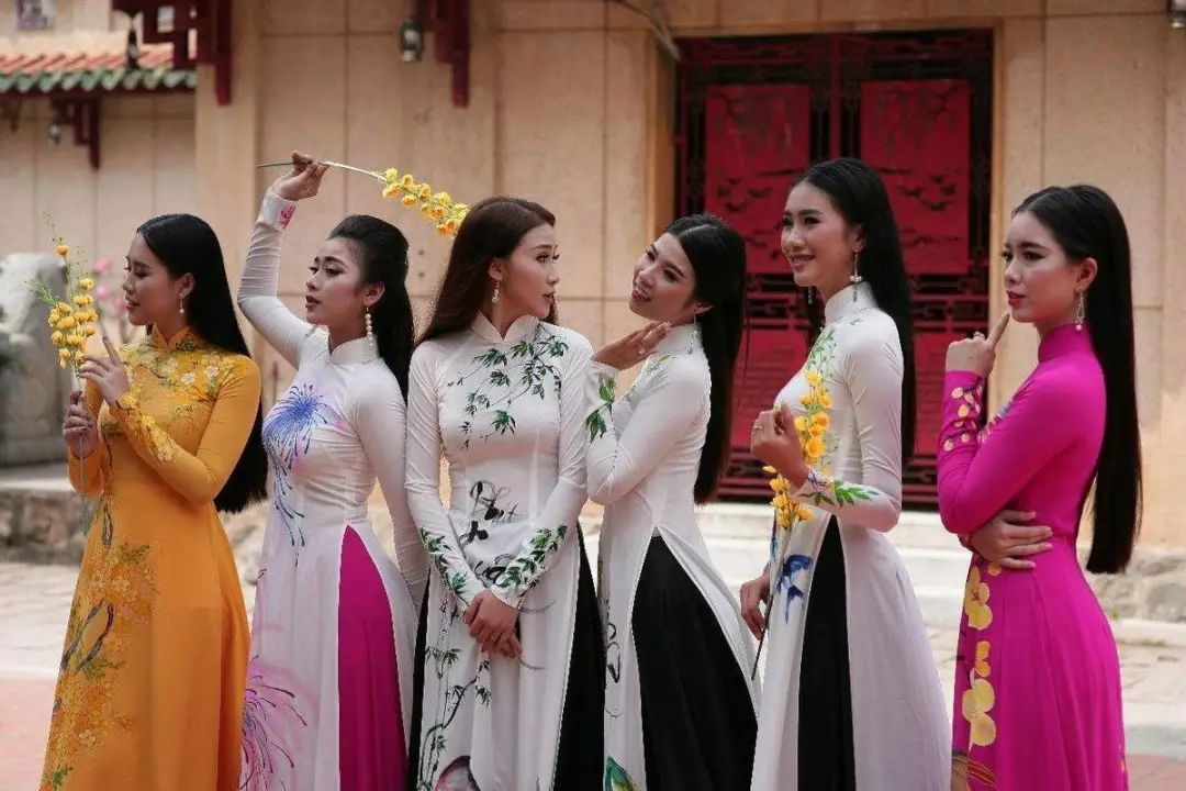 The Encyclopedia of the Nguyen Family Tree (39 volumes in total) - iNEWS