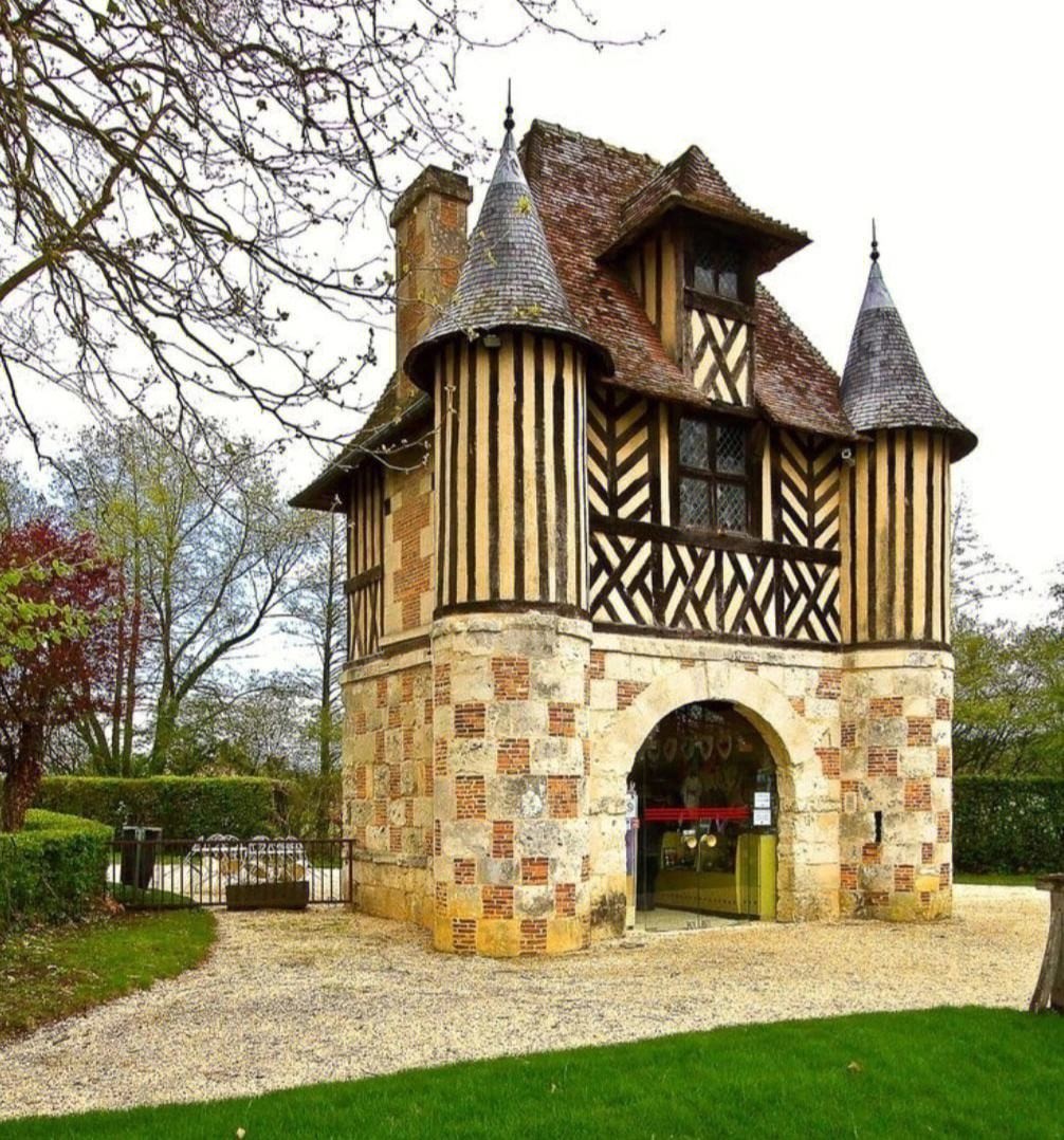 What are the unique features of the building materials and technology ...