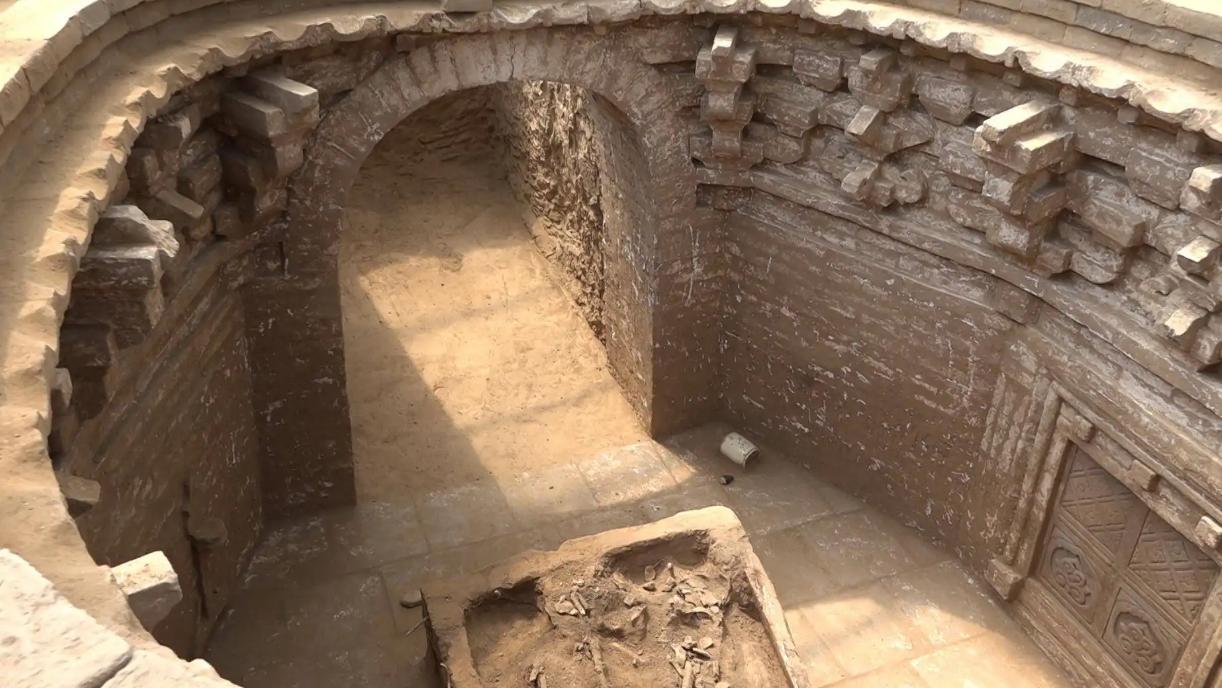 Archaeological discovery of a thousand-year-old couple's tomb, 2 men ...
