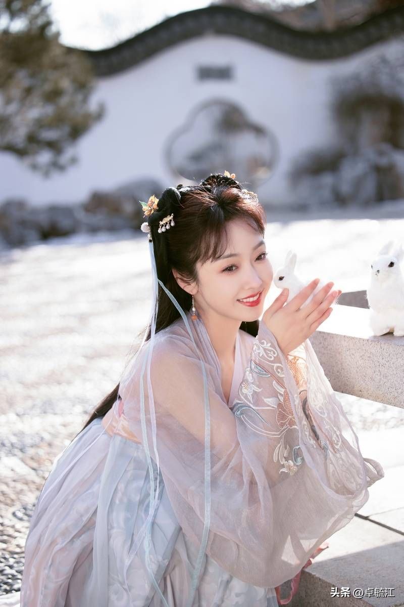 Xuan Lu's costume photos exposed! Fairy-like smile and gentle and ...