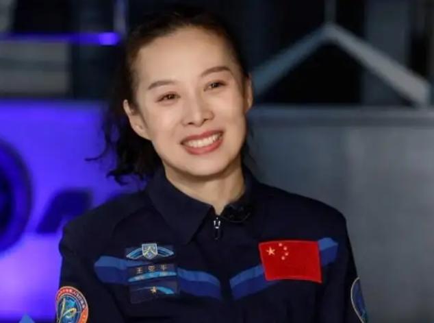 Went to flight school at the age of 17 and flew into space at the age of 33. Wang Yaping's love ...