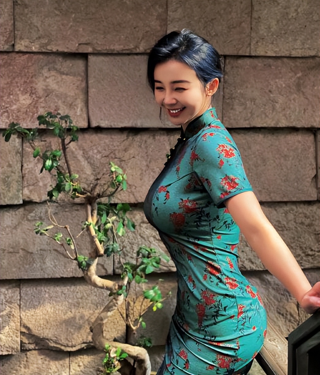 China Kardashian! The female anchor Zhang Manyuan is almost naked, with ...