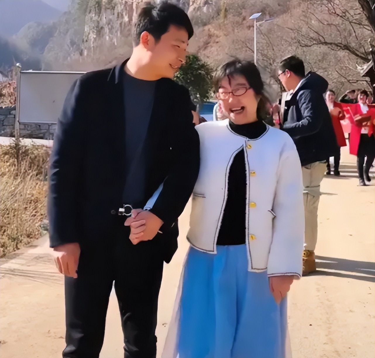 46-year-old Yu Xiuhua took a "stepdaughter" to take a family photo. The ...