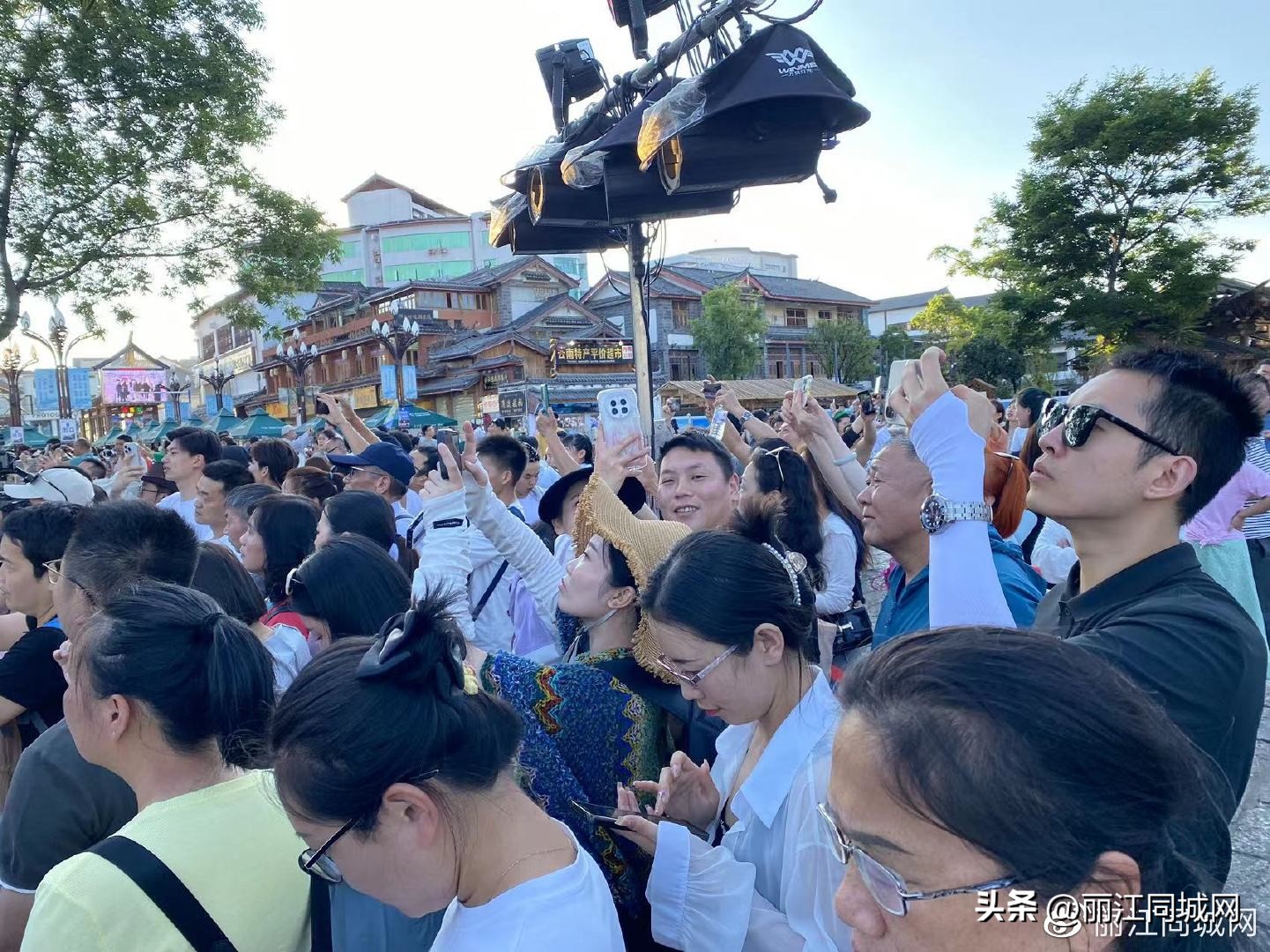 Lijiang Old Town Folk Song Square is drunk! - iNEWS