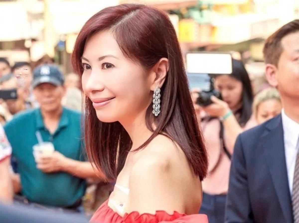 The well-known Hong Kong sister champion takes a swimsuit photo!Holding ...