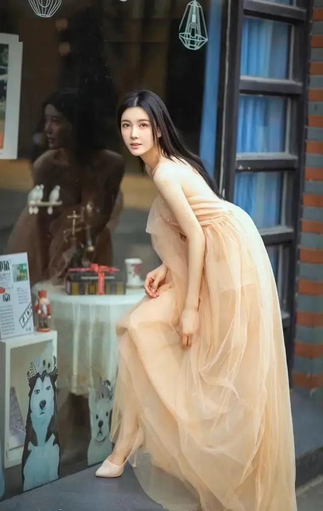 Liu Yitong, a new film and television flower born in 1995 - iNEWS