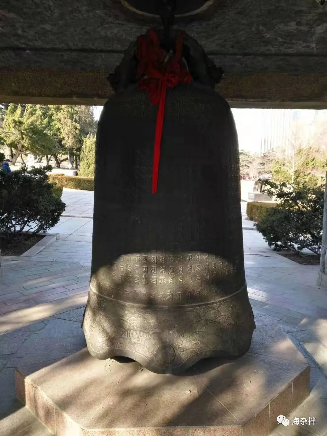 The ancient bell in Dalian Labor Park - iNEWS