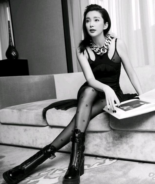 Li Bing once again refreshed our three views, black speckled stockings ...
