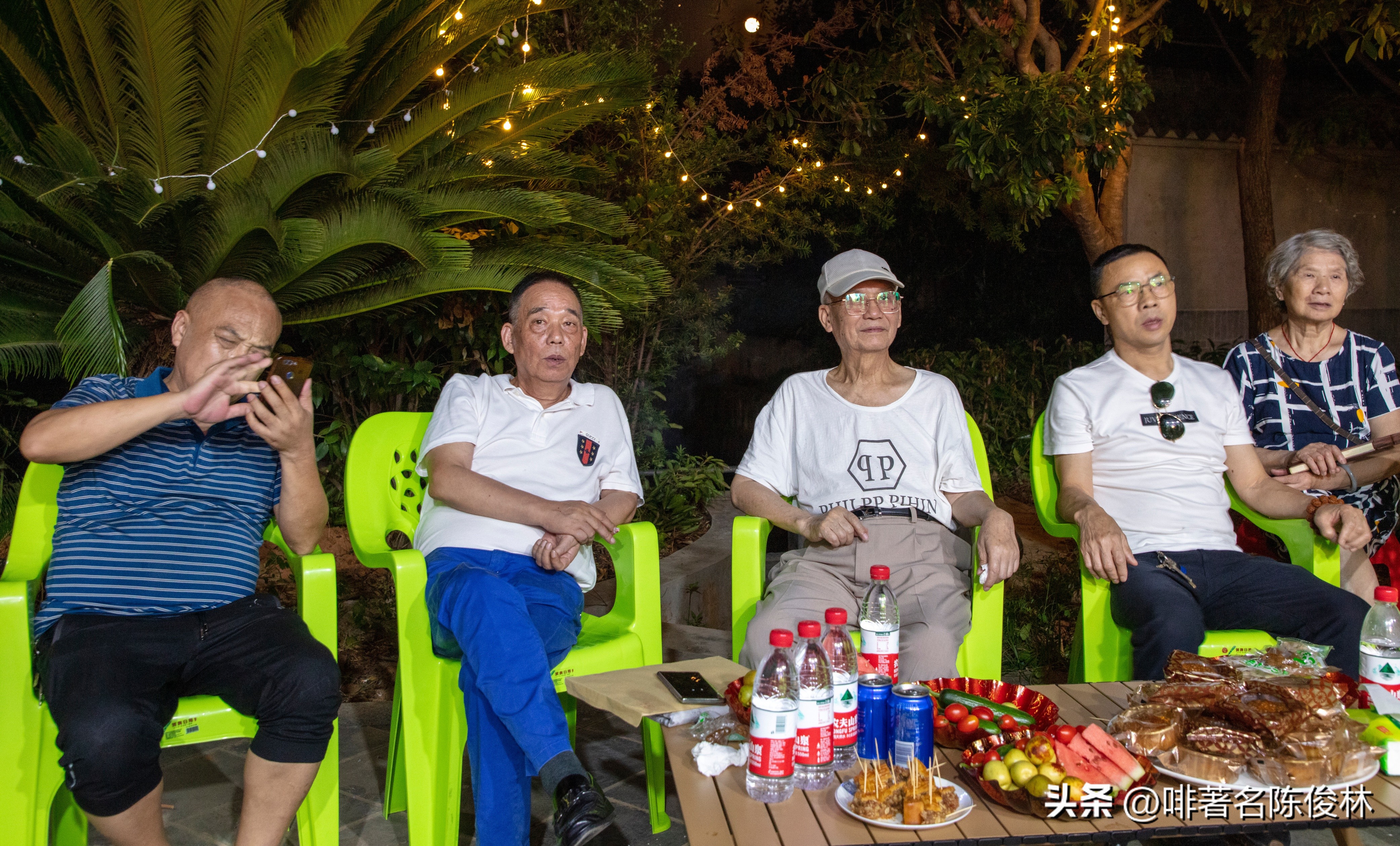 During the Mid-Autumn Festival, Mr. Zhou Zhenzhi and his disciples held ...