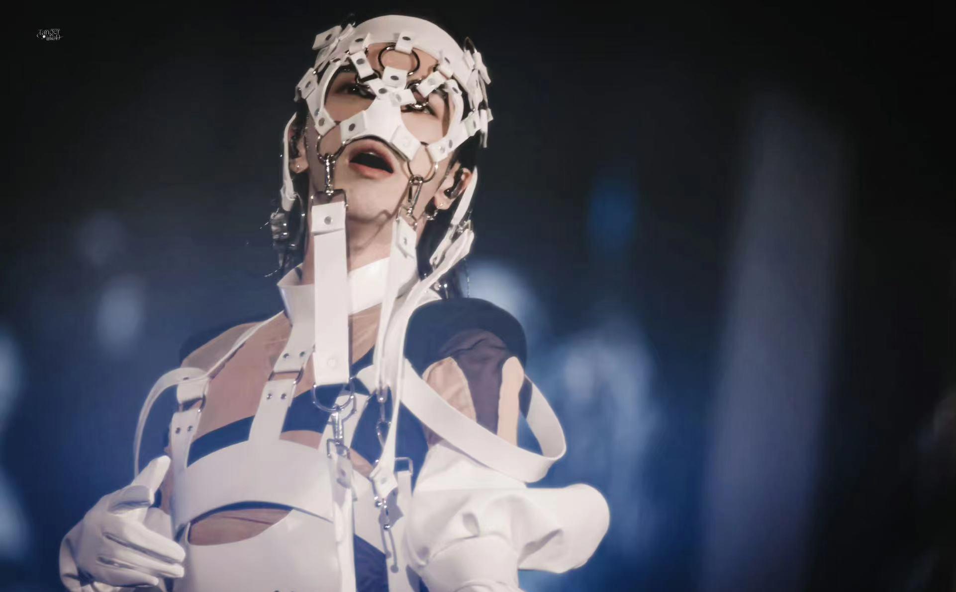 Hua Chenyu's confusing look at the concert, the white belt tied on his head is too weird, is it ...