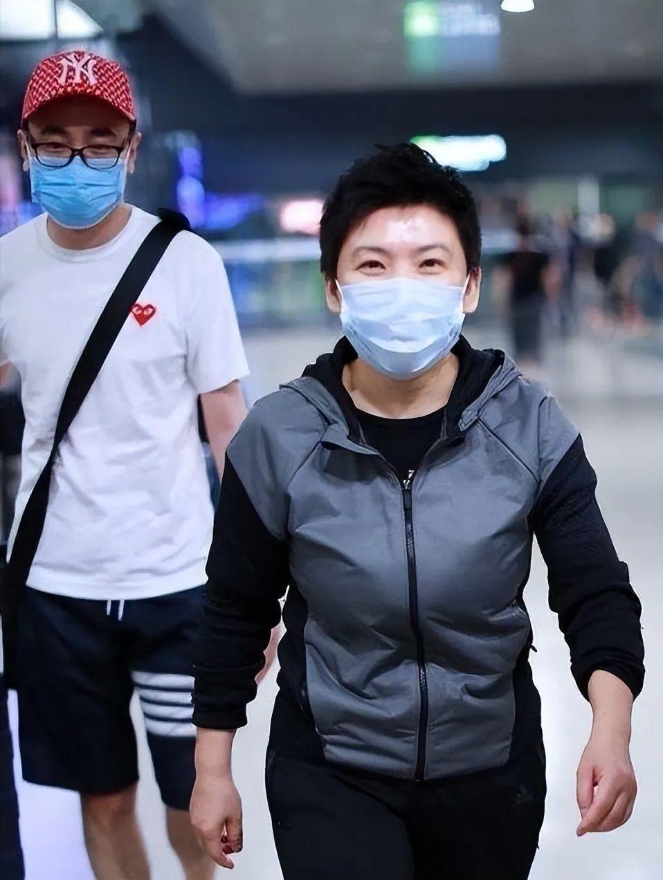 50-year-old Deng Yaping walks to the airport without makeup, her ...