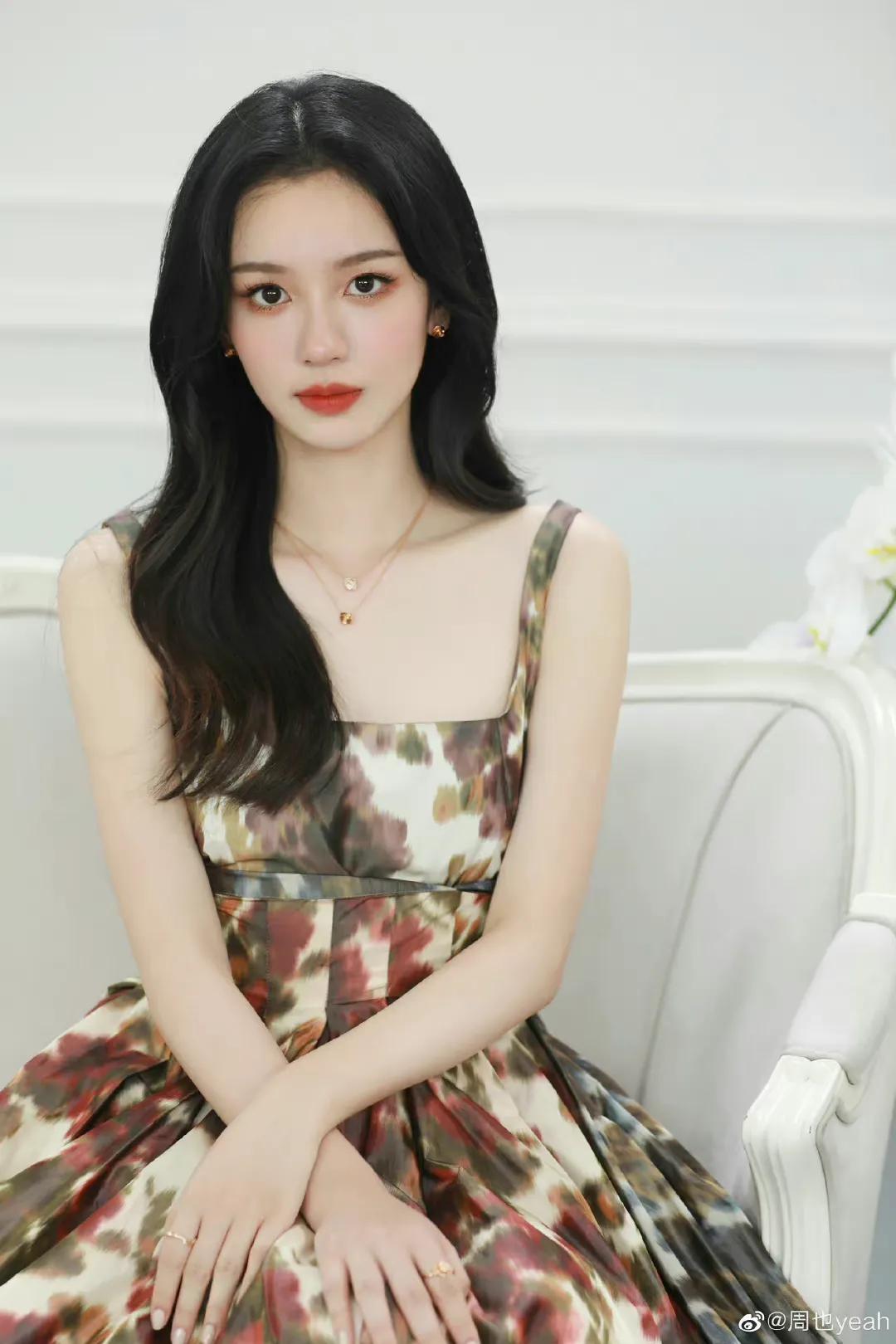 Zhou Ye wallpaper sharing: Noble and elegant lady, infinite charm - iNEWS