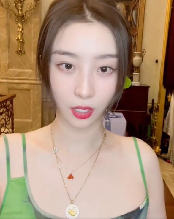 24-year-old Zhao Xiaotang shows off her figure in a suspender skirt!Eye ...