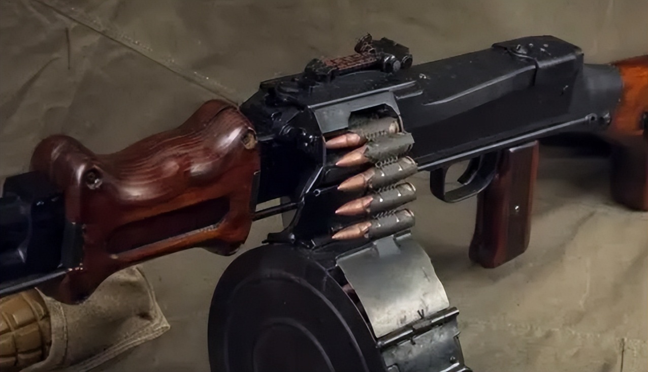 The 95-type drum machine gun is suitable for foot combat; the 20-type ...