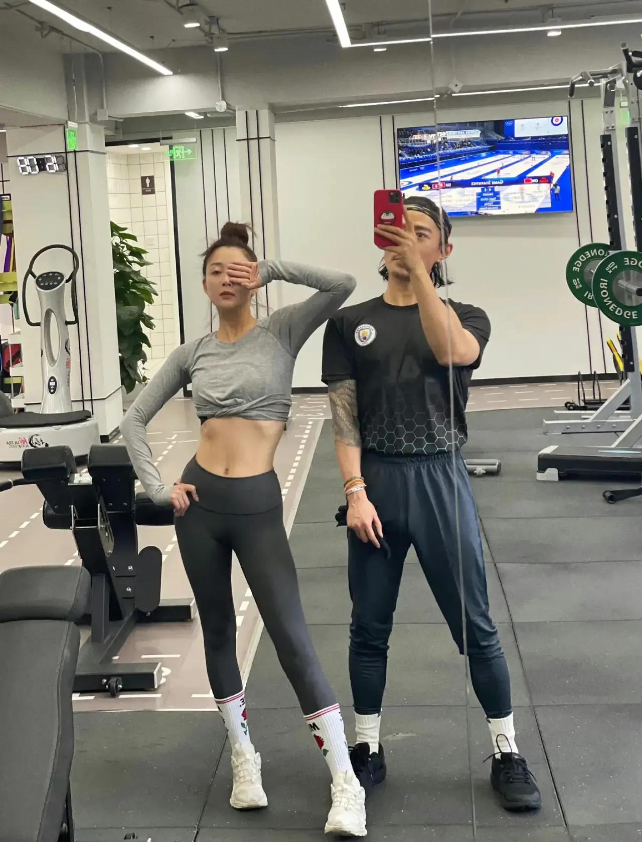 Yin Tao shows off her abdominal muscles, she is youthful and beautiful ...