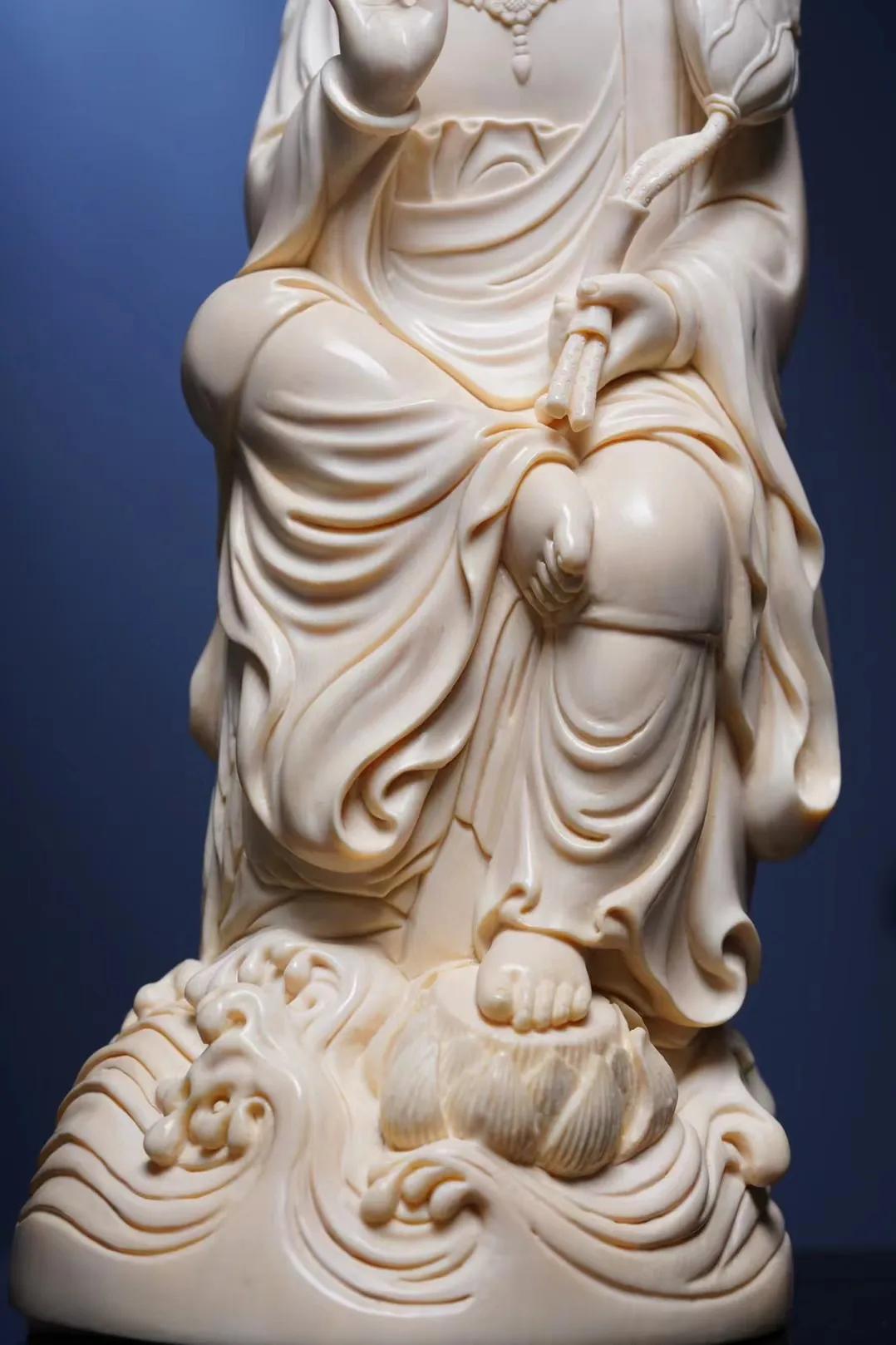 The lotus Avalokitesvara symbolizes nobility, symbolizes coming out of ...